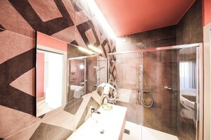 Quarto Duplo Deluxe, varanda | Casa de banho | Um polibã, um secador de cabelo, toalhas fornecidas, sabão