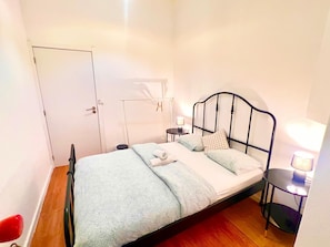 Quarto Clássico com Cama de Casal | Com decoração personalizada, com mobília individualizada, Wi-fi grátis 