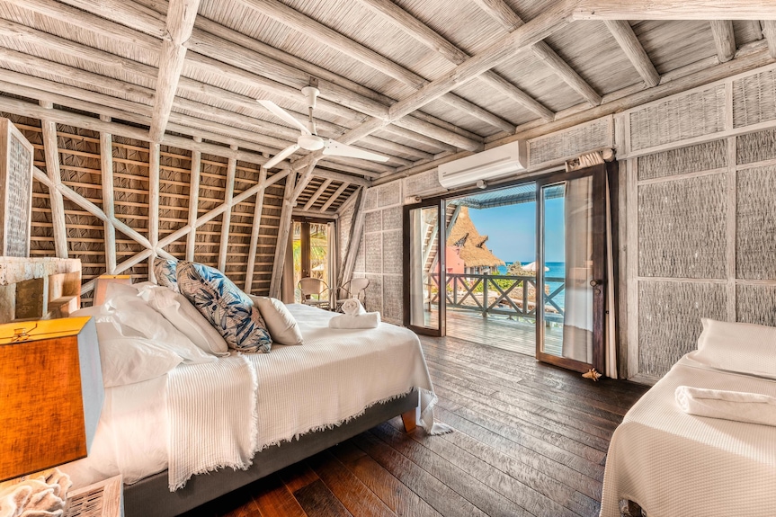 Spectacular Beachfront Home With Pool And Jacuzzi - Bolívar