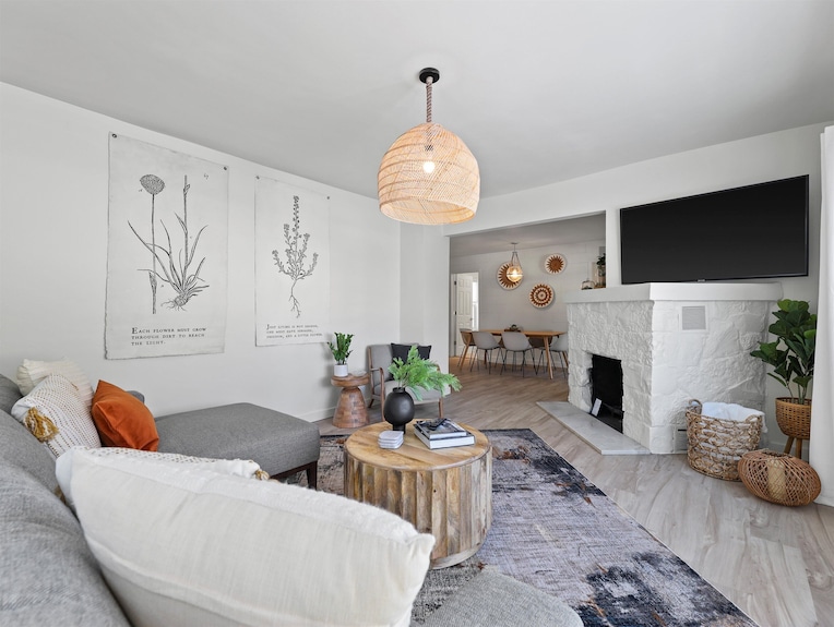 Luxury Lakeview Retreat: Main + Guest House, Sleeps 10 - Waukesha, WI