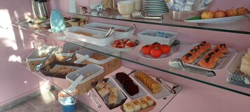 Café da manhã com buffet grátis todos os dias