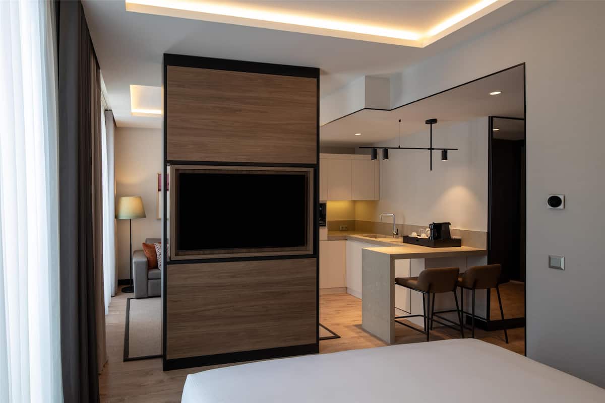 Minibar, cofre com capacidade para portátil, cortinas/cortinados opacos