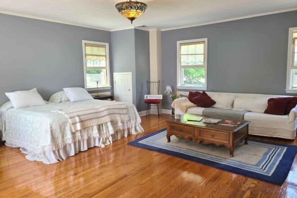 Secretária, secretária adequada para computadores portáteis