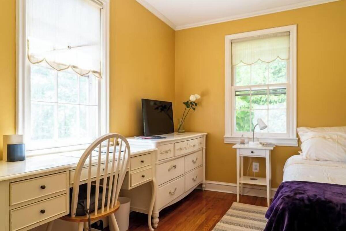 Secretária, secretária adequada para computadores portáteis