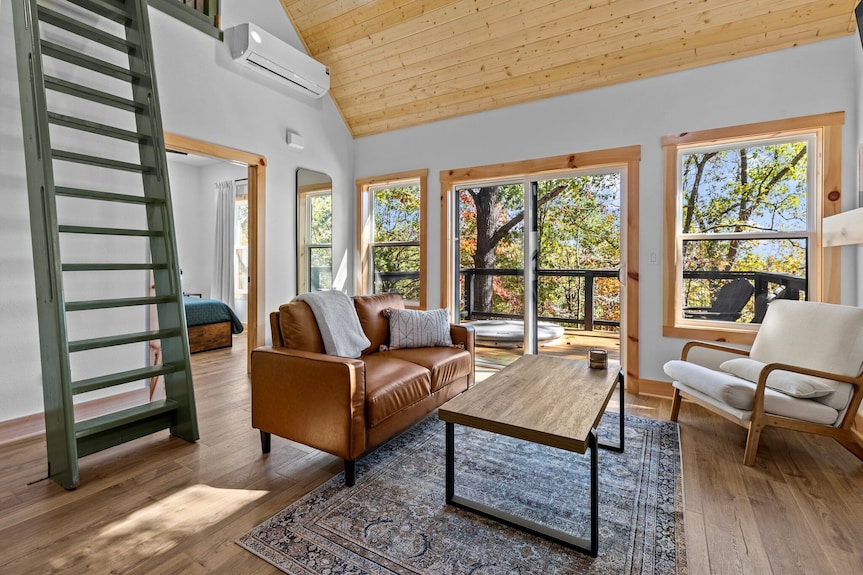 Treehouse, Hot Tub, Wooded Views, Near Lake - Springdale, AR