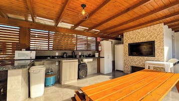 Minifrigorífico, um micro-ondas, uma torradeira, liquidificador