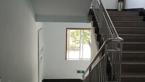 Uma escadaria com corrimãos de metal que dá para um patamar.