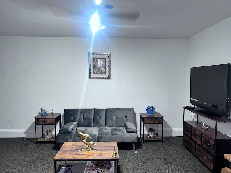Convenient Walkout Basement Apartment, Private Entrance In Aurora With Wifi - Denver, CO