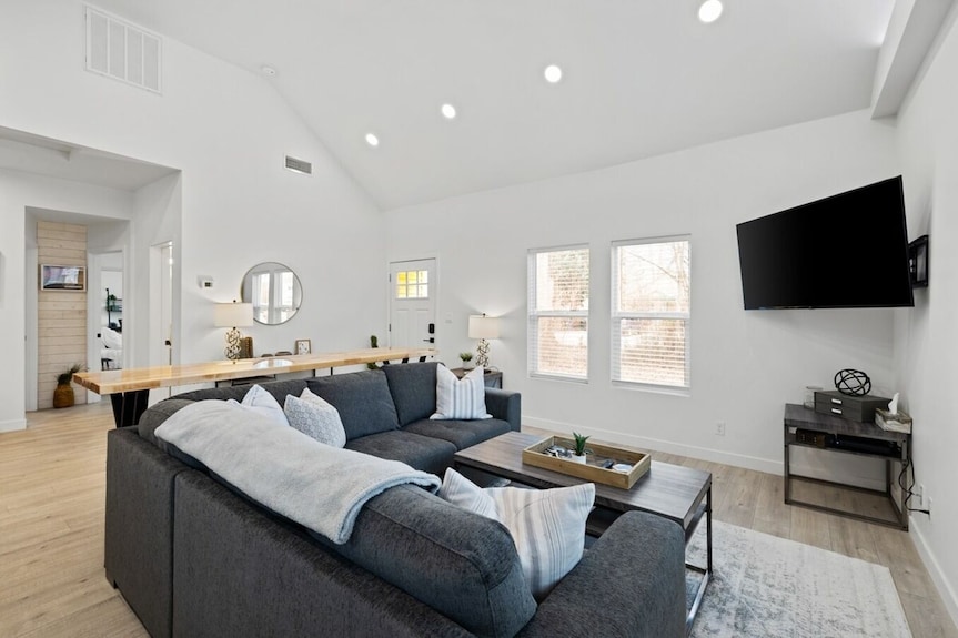 Newly Remodeled- 2 Bedroom- Large Yard - Boise, ID