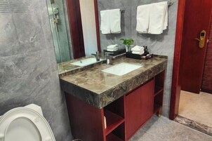 Casa de banho com duas pias, um espelho e sanita.