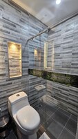 Quarto casal conforto | Banheiro | Chuveiro, toalhas de banho, sabonete, shampoo