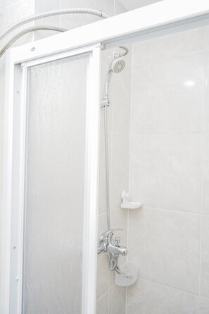 Apartamento Deluxe | Casa de banho | Um polibã, toalhas fornecidas, sabão, champô 