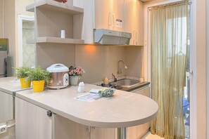 Apartamento | Cozinha privada | Um frigorífico, uma placa de cozinha, uma panela elétrica de arroz 