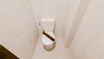 Estúdio Deluxe | Casa de banho | Um polibã, artigos de higiene pessoal grátis, toalhas fornecidas, sabão