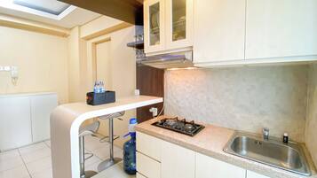 Apartamento | Cozinha privada | Geladeira, cooktop, panela elétrica de arroz, mesas de jantar