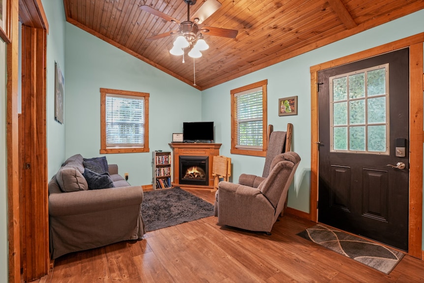 Delaware Cabin At Big Pine Retreat | Trail Access - Hocking Hills State Park, OH