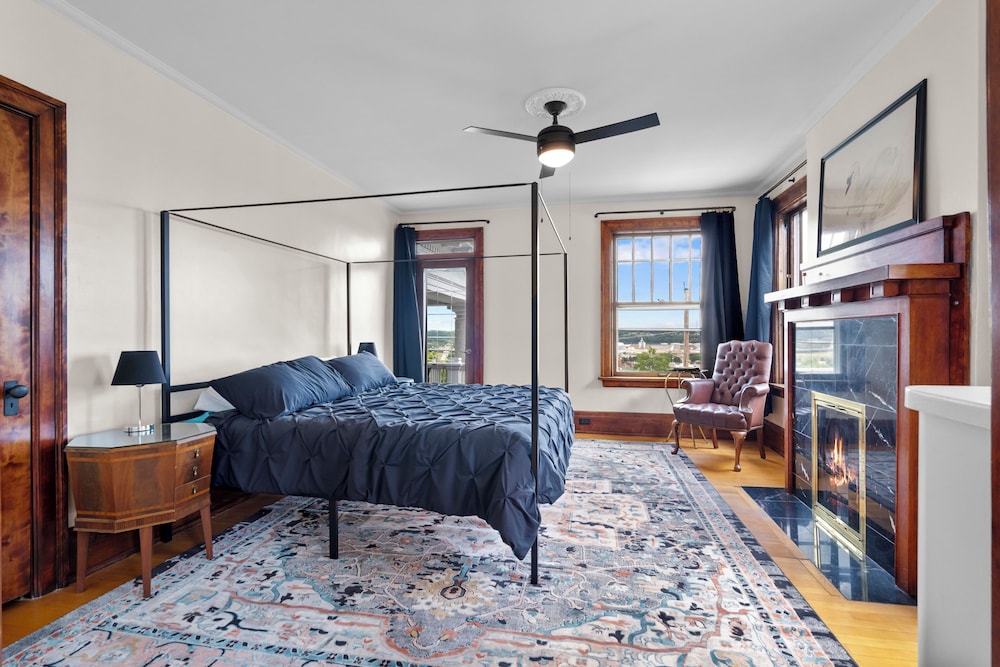 Spacious 7-bedroom house- unique history, modern comforts and ...
