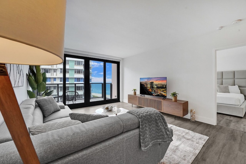 High Floor Adorable 2 Bedroom Condo Resort 1606 - South Beach, FL