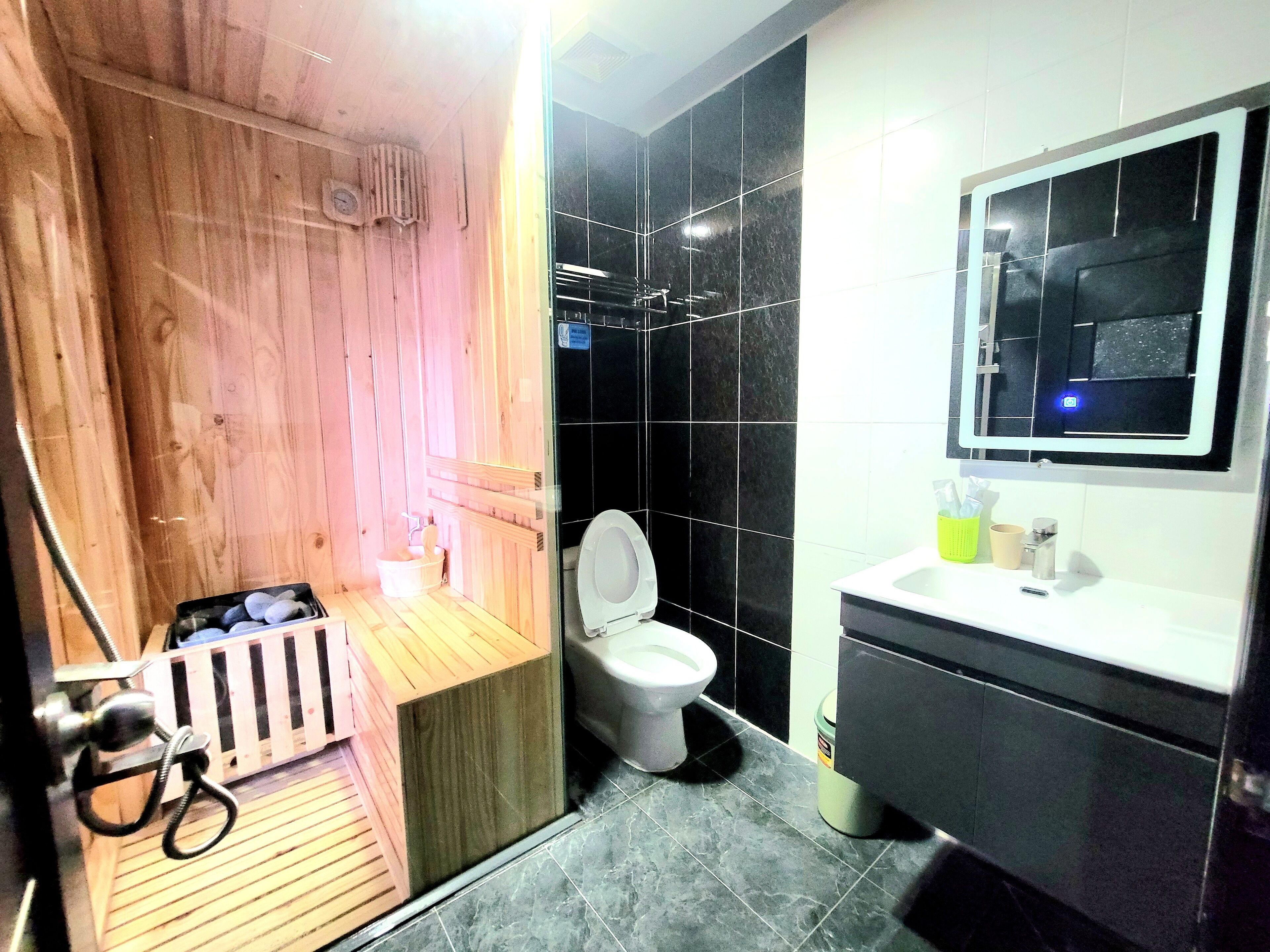 Quarto casal premium, 1 cama Queen, para não fumantes, banheiro privativo | Banheiro | Chuveiro/banheira combinados, chinelos, toalhas de banho, sabonete