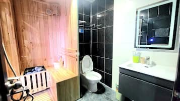 Quarto casal premium, 1 cama Queen, para não fumantes, banheiro privativo | Banheiro | Chuveiro/banheira combinados, chinelos, toalhas de banho, sabonete