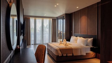 Suite Room | Minibar, cofre no quarto, secretária, cortinas/cortinados opacos 