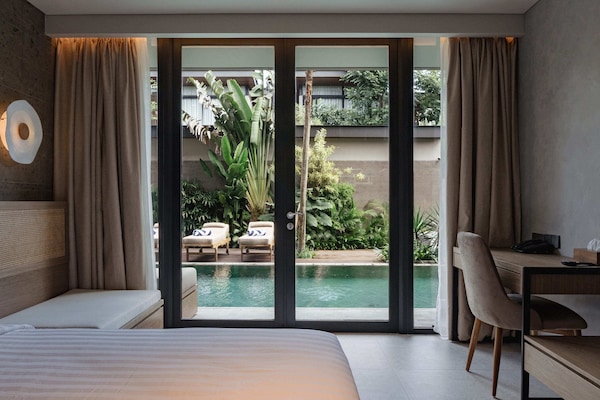 Deluxe Corner Pool Access | Minibar, cofre no quarto, secretária, cortinas/cortinados opacos