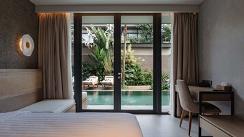 Deluxe Corner Pool Access | Minibar, cofre no quarto, secretária, cortinas/cortinados opacos 