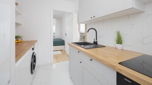 Apartamento, 1 quarto, sacada | Cozinha privada | Micro-ondas, fogão, chaleira elétrica, torradeira