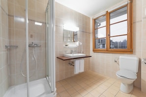 Quarto Duplo ou Twin Deluxe, varanda, vista para o lago | Casa de banho | Um polibã, artigos de higiene pessoal grátis, toalhas fornecidas, sabão 