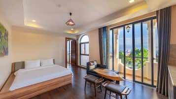 Quarto quádruplo executivo | Frigobar, escrivaninha, espaço de trabalho para notebook