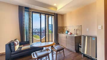 Quarto quádruplo executivo | Cozinha americana privada | Frigobar, micro-ondas, fogão, cooktop