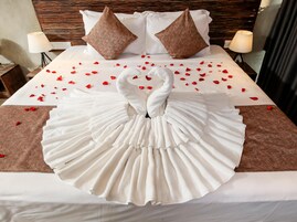 Quarto Duplo Deluxe, Vista para a cidade | Minibar, quartos insonorizados, ferro/tábua de engomar, Wi-fi grátis 