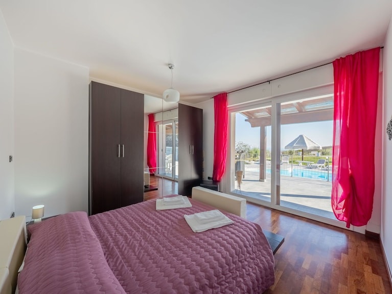 Appartement Dans Une Maison De Vacances Avec Climatisation, Wifi, Piscine, Tv, Patio, Animaux Admis - Pineto