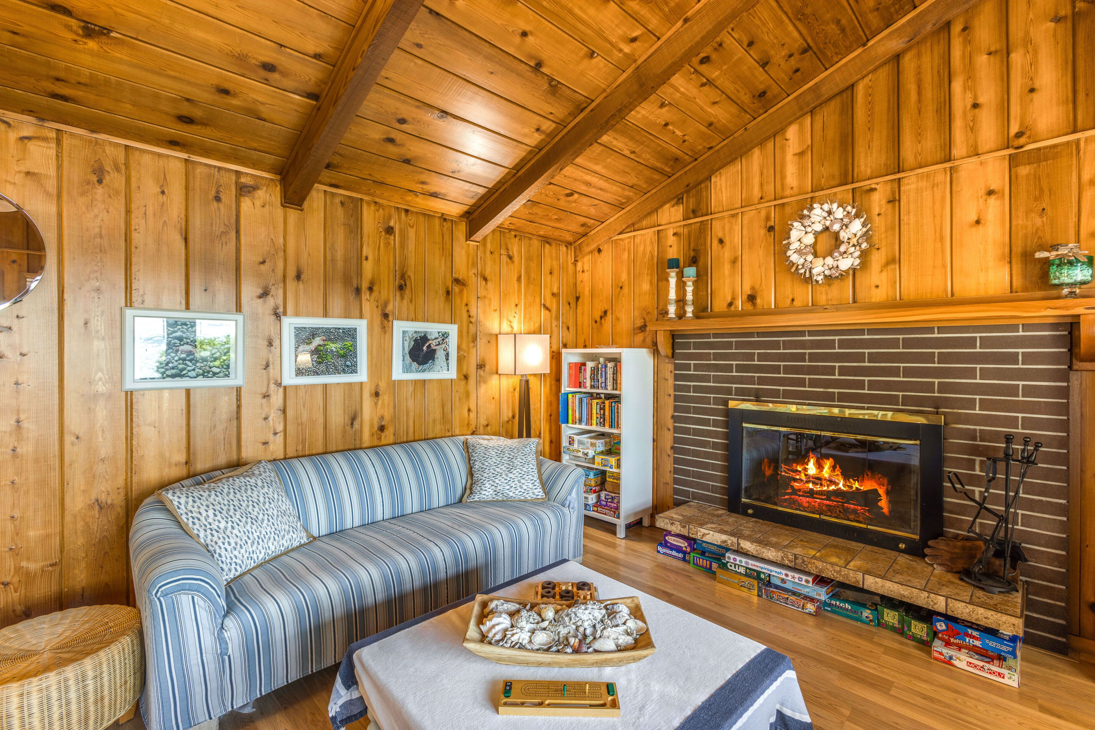 Phenomenal Sunsets, Wild Orca & Private Beach - Shelton, WA