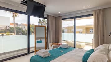 Villa Deluxe, 3 quartos, piscina privativa, vista para o mar | 3 quartos, roupa de alta qualidade, cofre no quarto