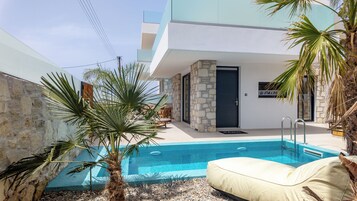 Villa, 2 quartos, piscina privativa, vista para o jardim | Roupa de alta qualidade, cofre no quarto, cortinas/cortinados opacos 