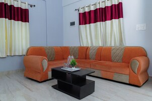 Apartamento Familiar, Vista para a cidade | Sala de estar | Televisor 