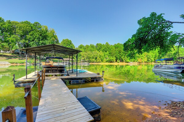Waterfront Retreat On A Lake Lanier Cove W/ Dock - Lake Lanier, GA