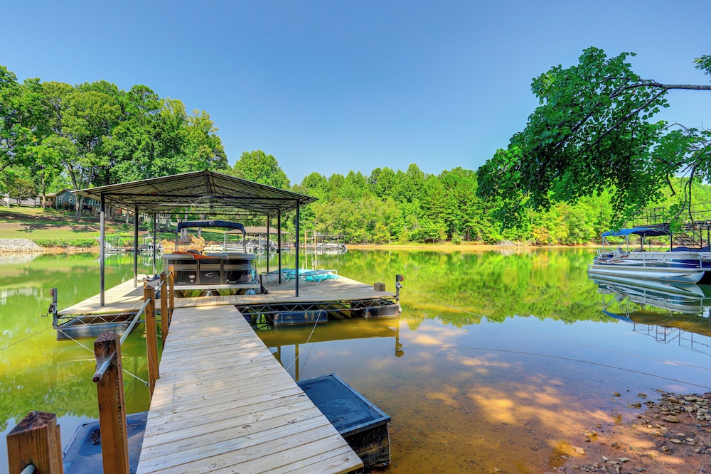 Waterfront Retreat On A Lake Lanier Cove W/ Dock - Lake Lanier, GA