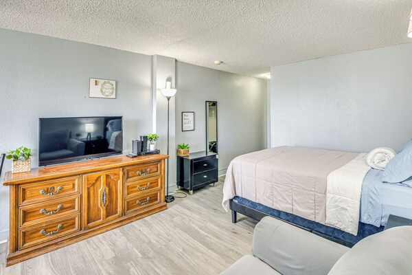 Daytona Beach Condo W/ Balcony: 5 Mi To Speedway! - Daytona Lagoon, Daytona Beach