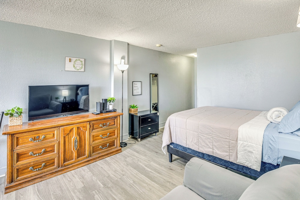 Daytona Beach Condo W/ Balcony: 5 Mi To Speedway! - Daytona Beach, FL