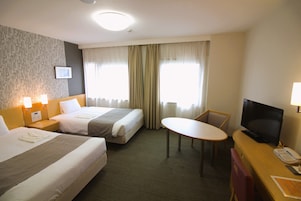 Quarto Twin, fumadores (for 2 People) | Secretária, cortinas/cortinados opacos, ferro/tábua de engomar