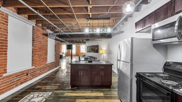 Apartamento, 1 quarto | Cozinha privada | Um frigorífico, um forno, uma cafeteira/bule