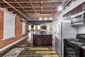 Apartamento, 1 quarto | Cozinha privada | Um frigorífico, um forno, uma cafeteira/bule