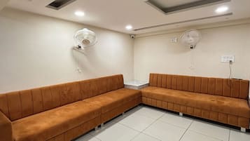 Quarto Duplo Deluxe | Sala de estar | Televisor LCD de 32 de polegadas com canais digitais, Netflix, Hulu