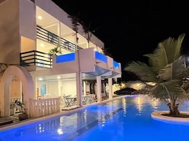 Fachada do alojamento (tarde/noite)