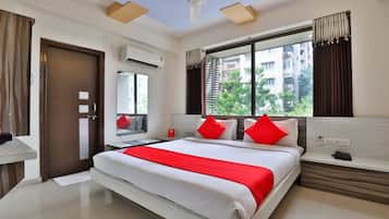 Quarto casal luxo | Roupas de cama premium, escrivaninha, espaço de trabalho para notebook