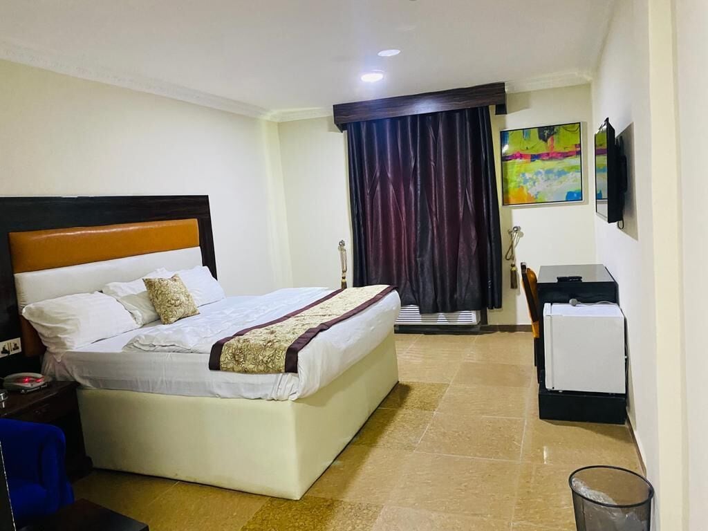 Quarto Duplo ou Twin Deluxe, piscina privativa | Secretária, secretária adequada para computadores portáteis 