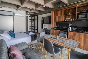 Apartamento superior | Roupas de cama premium, escrivaninha, espaço de trabalho para notebook
