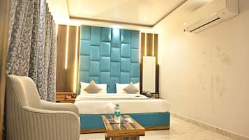 Quarto Duplo de Luxo, 1 cama king-size, varanda, Vista para a cidade | Secretária, secretária adequada para computadores portáteis